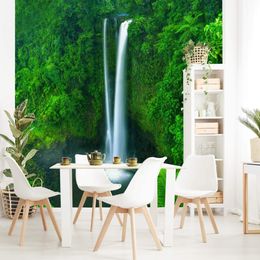 Fototapete Paradiesischer Wasserfall - Vliestapete nach Ma&szlig; Natur Wald B&auml;ume Wohnzimmer Schlafzimmer Bad Badezimmer K&uuml;che Flur Esszimmer Gr&uuml;n