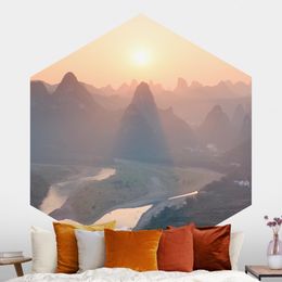Hexagon Fototapete selbstklebend Sonnenaufgang in Berglandschaft