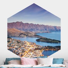 Hexagon Fototapete selbstklebend Zwischen Meer und Bergen