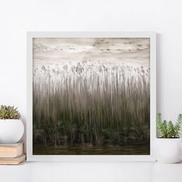 Bild mit Rahmen Flussschilf vor Berglandschaft in beige
