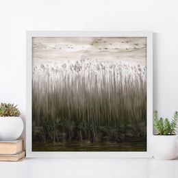 Bild mit Rahmen Flussschilf vor Berglandschaft in beige