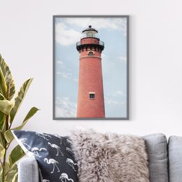 Bild mit Rahmen Roter Leuchtturm vor Himmelblau