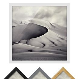 Schwarz-Wei&szlig; Bild mit Rahmen Im S&uuml;den der Sahara
