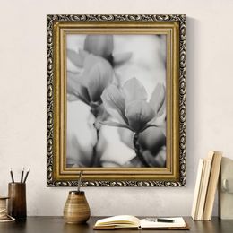 Bilderwelten Bild mit Barockrahmen Antik Blumen Motiv Barock schwarz weiss - Zarte Magnolienbl&uuml;ten II - edle Optik Wohnzimmer Schlafzimmer