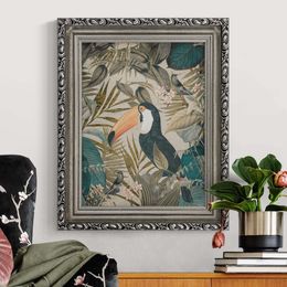 Bilderwelten Bild mit Barockrahmen Antik Tiere Landhaus Barock t&uuml;rkis - Vintage Collage - Tukan im Dschungel - Pflanzen Wohnzimmer Schlafzimmer