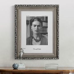 Bilderwelten Bild mit Barockrahmen Antik Portrait Motiv Barock schwarz weiss - Frida Kahlo Foto Portrait im Haus - edle Optik Wohnzimmer Schlafzimmer