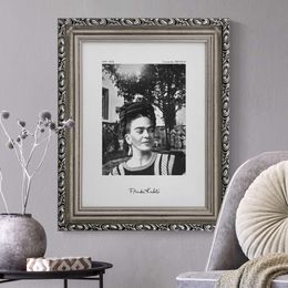 Gerahmtes Leinwandbild Frida Kahlo Foto Portrait im Garten