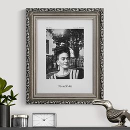 Bilderwelten Leinwandbild mit Barockrahmen Frida Kahlo Foto Portrait im Garten