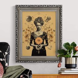 Bilderwelten Bild mit Barockrahmen Antik Blumen modern Barock gelb - Frau mit Blume surreale Collage - edle Optik Jugendzimmer
