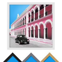 Architektur & Skyline Bild mit Rahmen Schwarzer Beetle Pinke Fassade