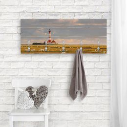 Bilderwelten Wandgarderobe gr&uuml;n Natur Motiv Flurgarderobe - Nordsee Leuchtturm mit Schafsherde - Himmel Garderobenpaneel Flur