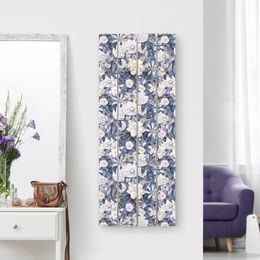 Bilderwelten Wandgarderobe Wei&szlig;e Blumen vor Blau