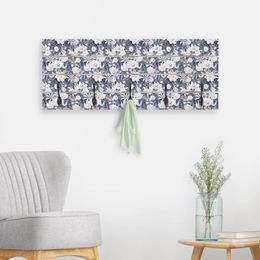 Bilderwelten Wandgarderobe Wei&szlig;e Blumen vor Blau