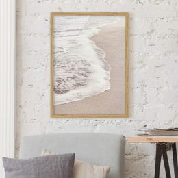 Bilderwelten Bild mit Rahmen Strand beige maritim inkl. Rahmung - Welle k&uuml;sst Strand - Landschaft Wohnzimmer Schlafzimmer