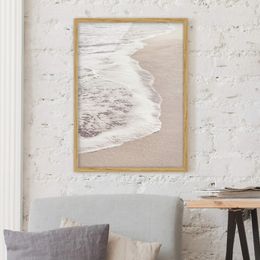 Bilderwelten Bild mit Rahmen Strand beige maritim inkl. Rahmung - Welle k&uuml;sst Strand - Landschaft Wohnzimmer Schlafzimmer