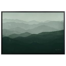 Leinwandbild Gr&uuml;ne Berge vor grauem Himmel