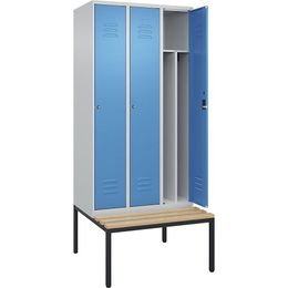 C+P Schwarz-Weiß-Spind Classic PLUS Sitzbank, schmal, 3 Abteile, Trennwand verkürzt, lichtgrau / lichtblau, B 900 mm, Zylinderschloss, untergebaut, Buche-Hartholz