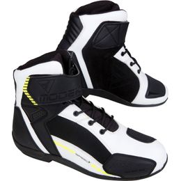 Modeka Kyne, Schuhe