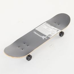 Muuwmi Schwarzes Skateboard mit Königmotiv auf dem Deck