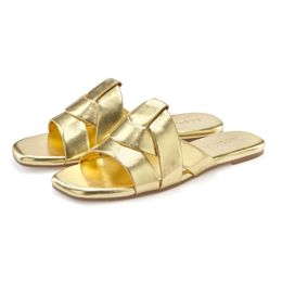 Pantolette Lascana "Mule, Sommerschuh, offener Schuh, Sandale", Damen, Gr. 43, gold (goldfarben), Obermaterial: 100% Lederimitat. Decksohle: 100% Lederimitat. Futter: 100% Lederimitat. Laufsohle: 100% Synthetik, unifarben, Schuhe Pantolette, im modischen Metallic Look mit raffinierten Riemchen VEGAN