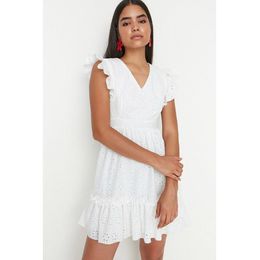 Trendyol Kleid in Wei&szlig; - 63% | Gr&ouml;&szlig;e 36 | Damen-kleider