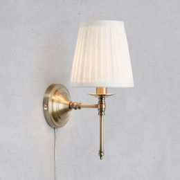 Markslöjd Wandlampe Manor, weiß/messingfarben, Höhe 40 cm Stoff/Metall