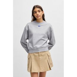 HUGO BLUE Sweatshirt »Delessa« mit Logoaufnäher Open Grey 064 M M Klassisches Sweatshirt mit Rundhalsausschnitt für einen zeitlosen Look