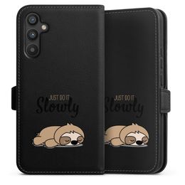 DeinDesign Galaxy A34 5G Handy Klapphülle Handyhülle aus Kunst Leder schwarz Flip Case Statement Animals Spruch Motivation Sloth Lazy Sunday Sideflip mit Lasche