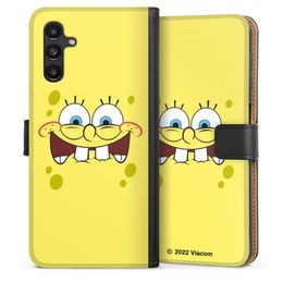 DeinDesign Galaxy A04s Handy Klapph&uuml;lle Handyh&uuml;lle aus Kunst Leder schwarz Flip Case Official Licensed Product Spongebob Kindheit Sideflip mit langer Lasche