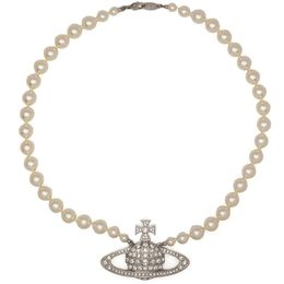Vivienne Westwood Halsketten - Man Bas Relief Pearl Necklace Platinum Cream - Gr. unisize - in Mehrfarbig - f&uuml;r Damen