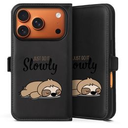 DeinDesign iPhone 17 Pro Handy Klapphülle Handyhülle aus Kunst Leder schwarz Flip Case Statement Spruch Animals Lazy Sunday Sloth Motivation Sideflip mit Lasche