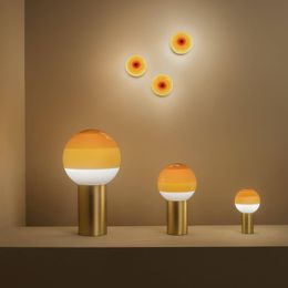 Marset Tischlampe Dipping Light M, bernstein/messing