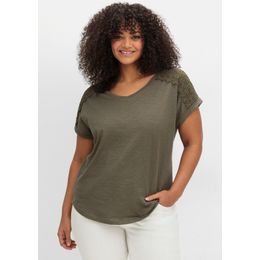 sheego Gro&szlig;e Gr&ouml;&szlig;en V-Shirt mit Spitzen-Besatz, oliv, Gr&ouml;&szlig;e 52 - Damen