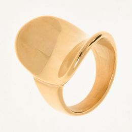 Goldfarbener geformter Ring