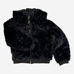 Schwarze Jacke aus Kunstfell