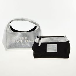 Marc Jacobs Silberfarbene Henkeltasche mit Logo