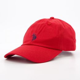 Rote Kappe mit gesticktem Logo-Details