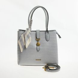 Hellgraue Tote Bag in Reptiloptik mit Halstuch