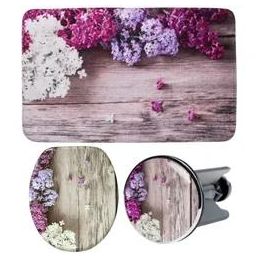 Badaccessoire-Set Sanilo "Flieder", bunt (lila, braun), MDF, Polyester, Polyresin (Kunststein), Badaccessoires-Sets, bestehend aus WC-Sitz, Badteppich und Waschbeckenstöpsel
