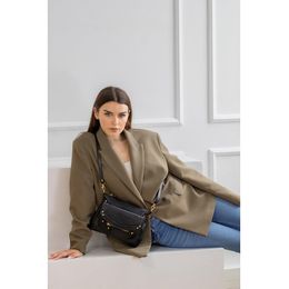 Abaco Leder-Umhängetasche "Giulia" in Schwarz - (B)23,5 x (H)16,5 x (T)3 cm - 77% | Damen-taschen
