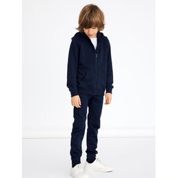 Kapuzensweatjacke name it "NKMNESWEAT – Sweatjacke mit Kängurutasche", Jungen, Gr. 104, blau (schwarz sapphire), Sweatware, Obermaterial: 80% Baumwolle, 20% Polyester, unifarben, regular fit hüftbedeckend, Rippbündchen, Sweatjacken, unifarben, casual, regular fit, Sweatware, Rundhals
