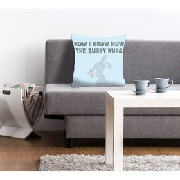 queence Dekokissen &raquo;NOW I KNOW HOW THE BUNNY RUNS&laquo; Kissenh&uuml;lle ohne F&uuml;llung, 1 St&uuml;ck hellblau + bedruckt Obermaterial: 100% Polyester B/L: 40 cm x...