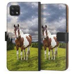 DeinDesign Galaxy A22 5G Handy Klapph&uuml;lle Handyh&uuml;lle aus Kunst Leder schwarz Flip Case Meadow Nature Horse Sideflip mit langer Lasche