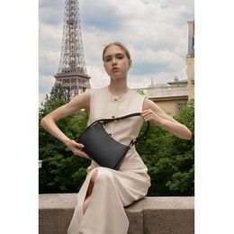 Abaco Leder-Schultertasche "Juna" in Schwarz - (B)26 x (H)16 x (T)6 cm - 76% | Damen-taschen