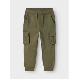 Jogginghose name it "NMNOLI für Unisex mit elastischem Bund und schlichtem Look", Baby, Gr. 110, N-Gr, grün (dusty olive), Sweatware, Obermaterial: 60% Baumwolle, 40% Polyester, normal normal, Hosen, regular fit, uni, elastischer Bund