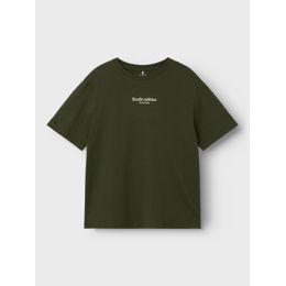 T-Shirt name it "NKMBRODY SS NREG TOP NOOS", Jungen, Gr. 116, grün (rifle grün), Jersey, Obermaterial: 100% Baumwolle, unifarben, regular fit hüftlang, Rundhals, abgesteppte Kante, Shirts, mit dezentem 3D-Frontmotiv