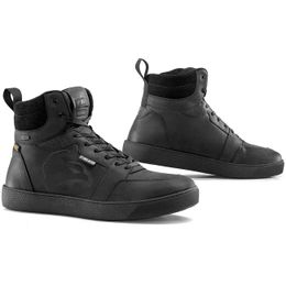 Falco Dagger, Schuhe