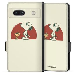 DeinDesign Google Pixel 7a Handy Klapph&uuml;lle Handyh&uuml;lle aus Kunst Leder schwarz Flip Case Kindheit Official Licensed Product Snoopy Sideflip mit Lasche
