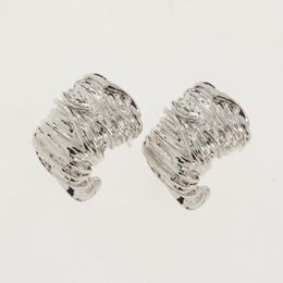 Silberfarbene Ohrstecker in C-Form