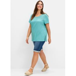 sheego Damen Shirt mit Lochstickerei-Passe, ozean, Größe 48/50